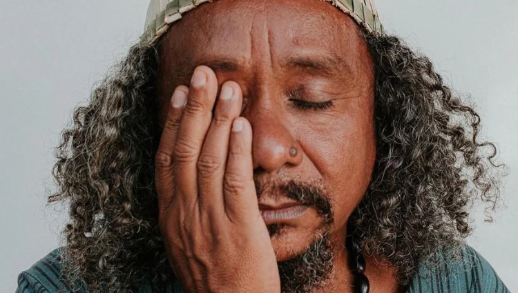 Conheça a história de Chico César e confira seus maiores sucessos