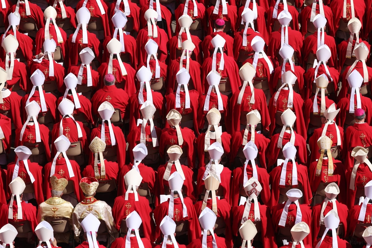 As roupas dos cardeais: o que simbolizam as vestimentas do clero ...