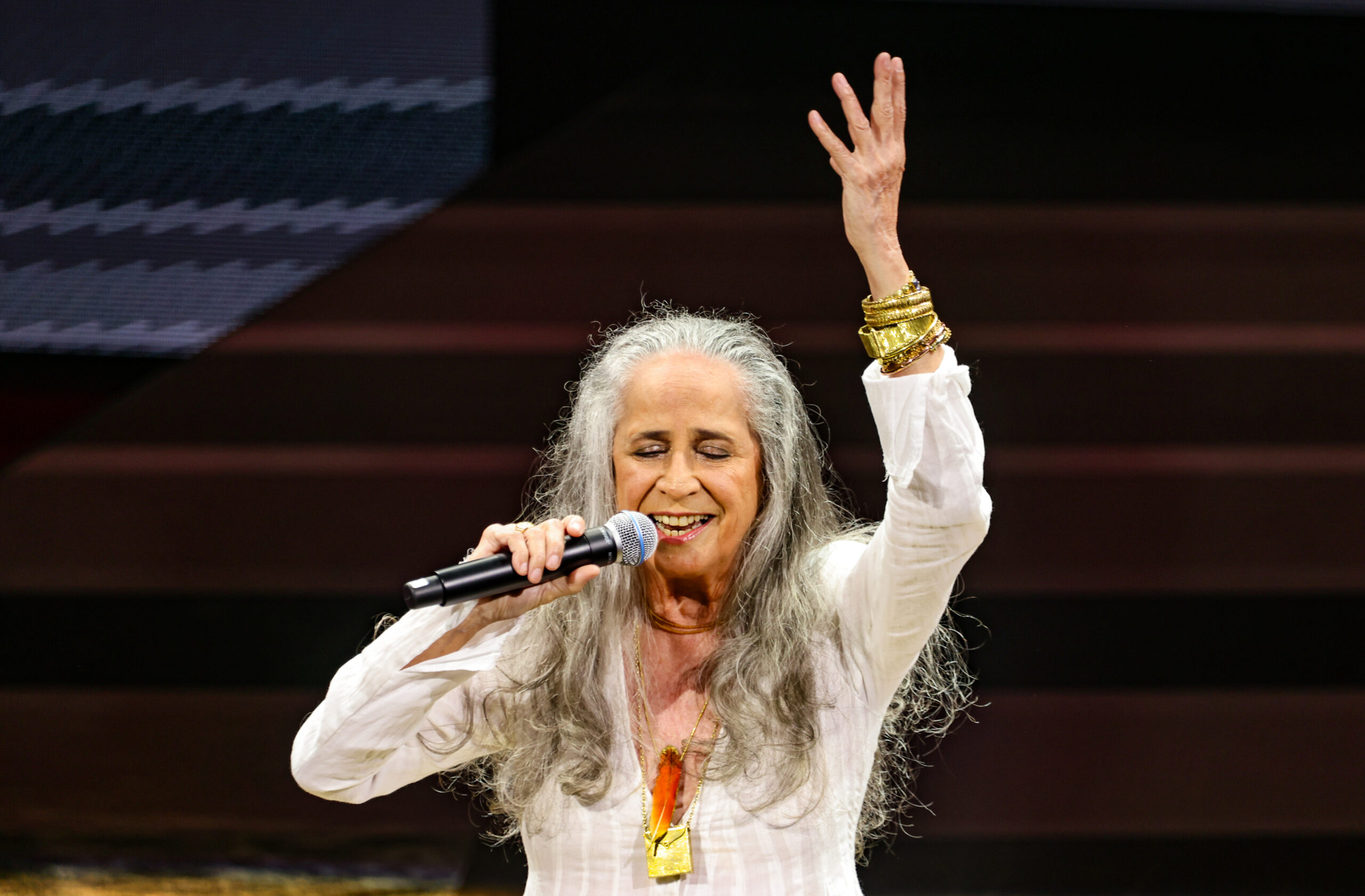 O poder de Maria Bethânia: estreia da turnê de 60 anos é ovacionada no ...